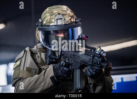 Mainz, Germany. 11th Mar, 2019. A SEK officer is holding his weapon ...