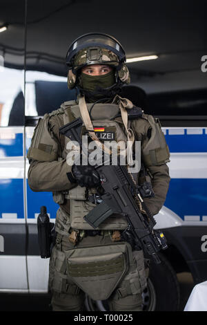 Mainz, Germany. 11th Mar, 2019. A SEK officer presents his equipment ...