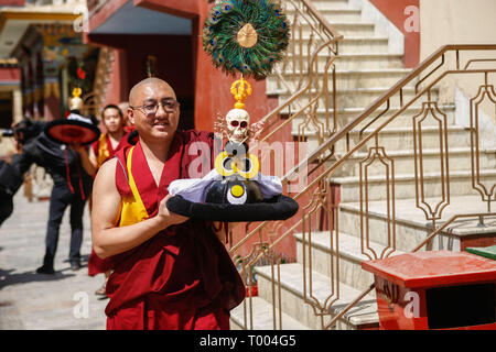 Kathmandu, Nepal. 16th Mar, 2019. A monk is seen wearing a mask and a ...