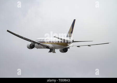 Singapore Airlines, Boeing 777-212(ER), 9V-SVL, flight SQ351, takes off ...