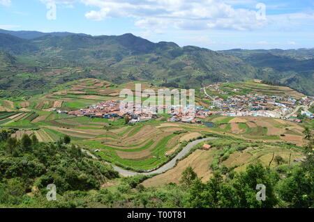 Poombarai Village and terraced farming in Kodaikanal Stock Photo - Alamy