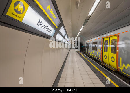 Liverpool Moorfields underground station, Merseyrail class 507 train ...