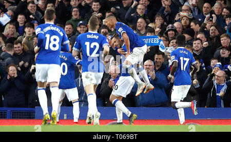 Everton's Gylfi Sigurdsson (centre) celebrates scoring his side's ...