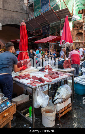 Busy fish market in Catania, Sicily, Italy Stock Photo - Alamy