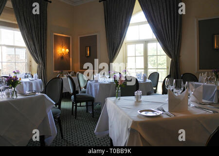 Empty restaurant dining room Stock Photo - Alamy