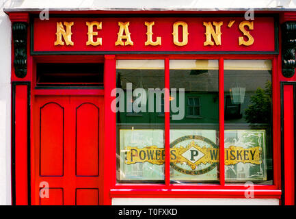 Traditional Irish Pub Shop Front by Night in Dublin's Temple Bar ...