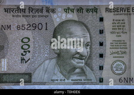 Closeup of Indian new 500 rupee note with backside of heritage red fort ...