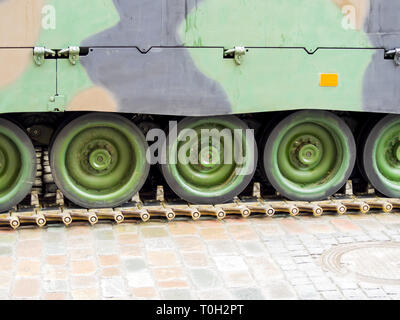A British Army soldier setting up an MSTAR Radar Man portable ...