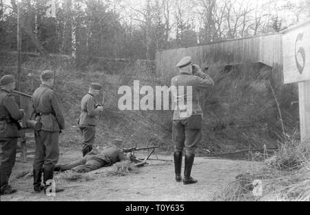 Wehrmacht Heer Schießausbildung am Schießstand mit Karabiner K98 und MG ...