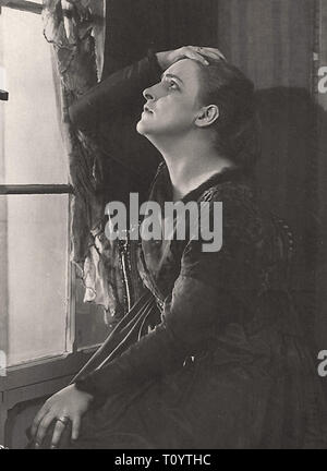 Portrait of Henny Porten in Die Geier-Wally 003 - German weimar era cinema (1918 - 1935 Stock ...