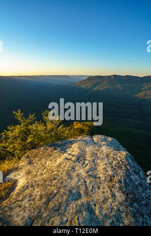 sunrise at sublime point lookout, blue mountains national park ...