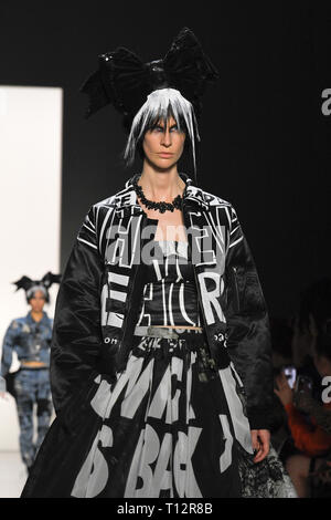 Model Sarah Abney walks on the runway during the Marc Jacobs Fashion ...