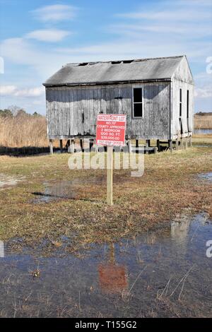 Shack for sale on waterfront in Maryland USA Stock Photo - Alamy