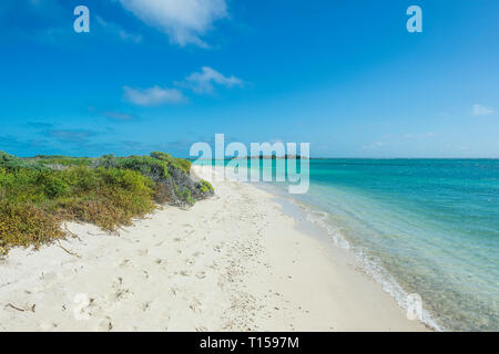 White sand and turquoise waters, Dry Tortugas National Park, Florida ...