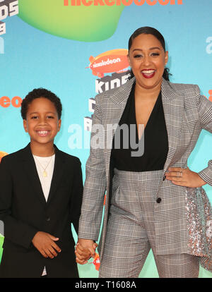 Tia Mowry and Cree Hardrict at Nickelodeon's 2019 Kids' Choice Awards ...