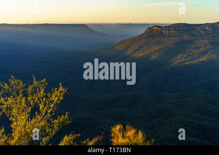 sunrise at sublime point lookout, blue mountains national park ...