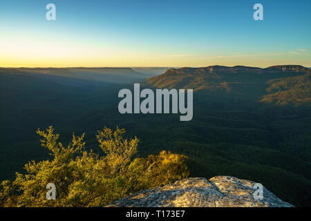 sunrise at sublime point lookout, blue mountains national park ...