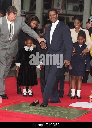 FALLEN ( US 1998) DENZEL WASHINGTON, DONALD SUTHERLAND FILM Stock Photo ...