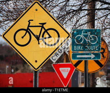 Yield street sign Stock Photo - Alamy