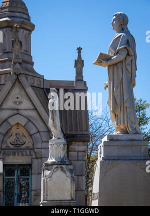 Cemetery statues and mausoleum at Historic Oakland Cemetery in Atlanta ...