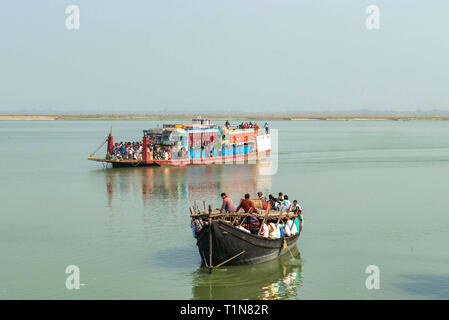 Ferry boat crossing Ganges river in Rishikesh, India Stock Photo - Alamy