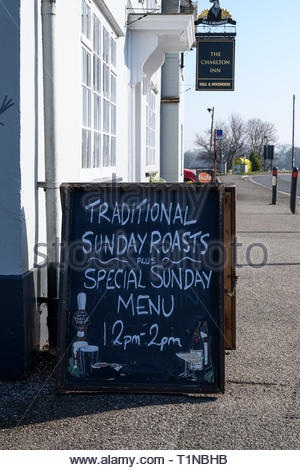 'Traditional Sunday Roast' sign outside a British pub Stock Photo - Alamy