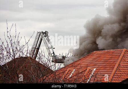 Beckenham, Kent, UK. 27th Mar, 2018. Fireflighters fighting fire from ...