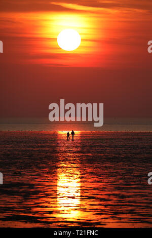 Heacham, UK. 28th Mar, 2019. A detectorist at low tide just before ...