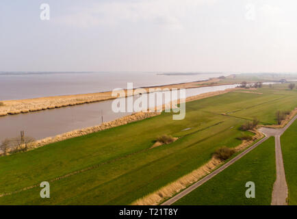 Drochtersen, Germany. 30th Mar, 2019. View of the dike foreland and the ...