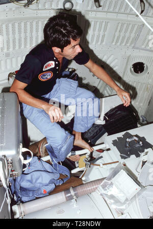 (11-16 Nov. 1982) --- Astronaut Joseph P. Allen IV, STS-5 mission ...
