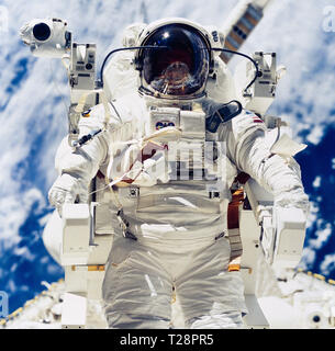 Feb 1984 Astronaut Bruce McCandless taking a space walk Stock Photo - Alamy