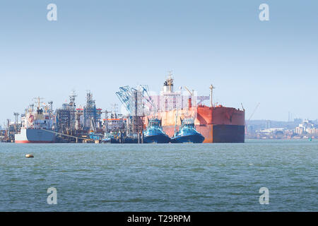 Tugboats dock the oil tanker "EAGLE VARNA" carrying imported crude oil ...