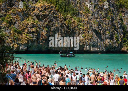 Crowded Maya Bay on Phi Phi Leh island, Thailand Stock Photo - Alamy