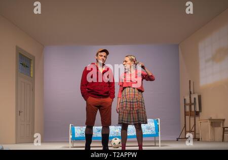 13.03.2019, Hamburg: Actors Anika Mauer (Sophie) and Maria Hartmann ...