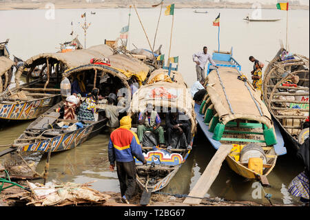 Mali. Sahel. Niger River. Port of Moptí. Traditionals boats. Transport ...