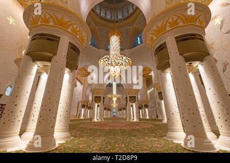 Prayer room of the Sheikh Zayed bin Sultan Al Nahjan Mosque, Grand ...