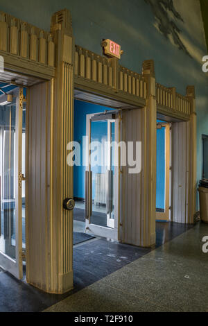 Interior of the Pachyderm House at Brookfield Zoo Stock Photo - Alamy