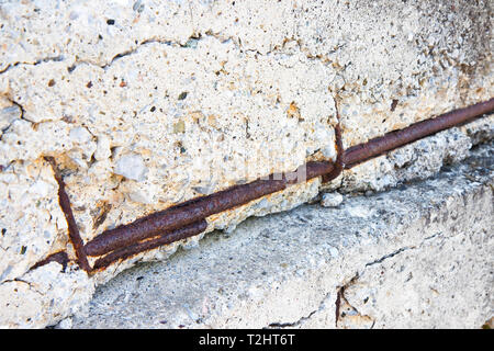 Damaged concrete caused by rusting reinforcement bars Stock Photo - Alamy