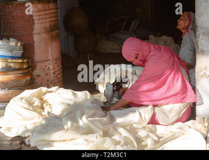 Indian woman weaving using a traditional hand loom in Kochi (Cochin ...