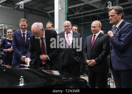 Dieter Zetsche (L), CEO of Mercedes, pictured with Ferdinand Piech ...