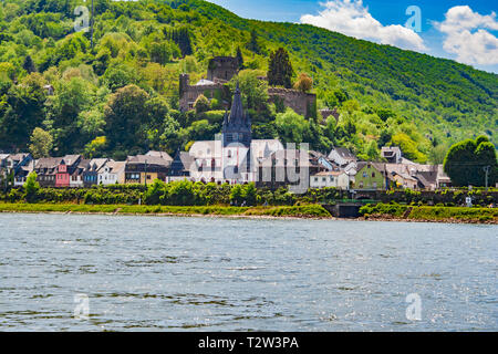 castle and church of Niederheimbach in the River Rhine Valley in ...