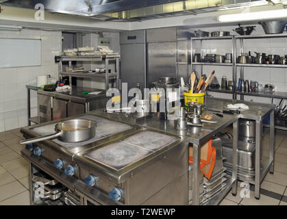 Typical kitchen of a restaurant in operation Stock Photo - Alamy