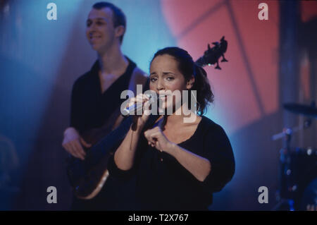 Emilia, schwedische Sängerin, bei einem Auftritt im Fernsehen ...