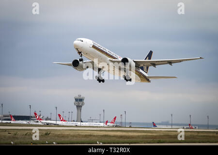 Singapore Airlines, Boeing 777-212(ER), 9V-SVL, flight SQ351, takes off ...