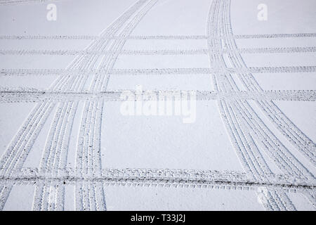Traces of tires, in the snow, tire profiles Stock Photo - Alamy