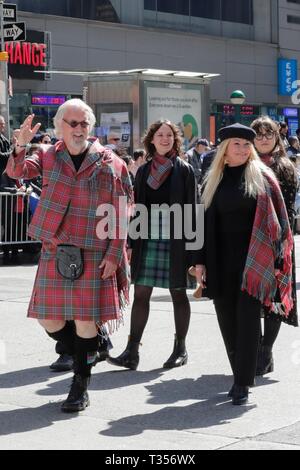 Billy Connolly with daughters Amy and Scarlett arriving at the ...