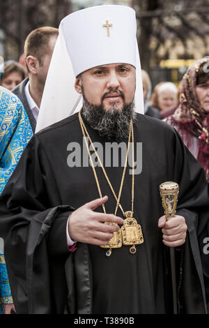 Metropolitan Epiphanius, head of the Orthodox Church of Ukraine blesses ...