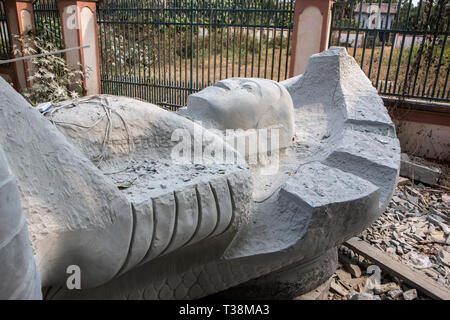 Statue production in Cambodia Stock Photo - Alamy