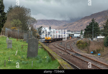 A Class 73 locomotive shunting the carriages from the Caledonian ...