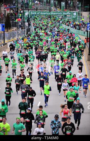 Chicago, Illinois, USA. A crowd of runners flood Michigan Avenue during ...